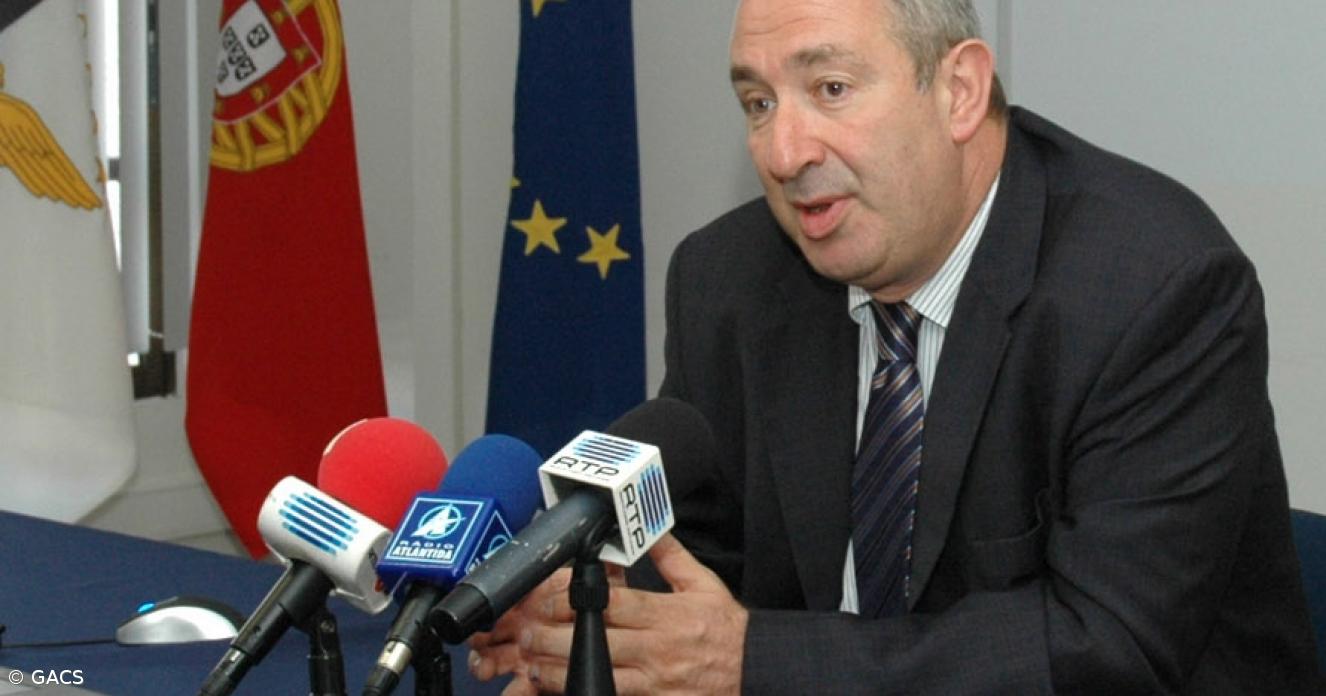 Secretário regional adjunto da Presidência no Canadá - Açoriano Oriental