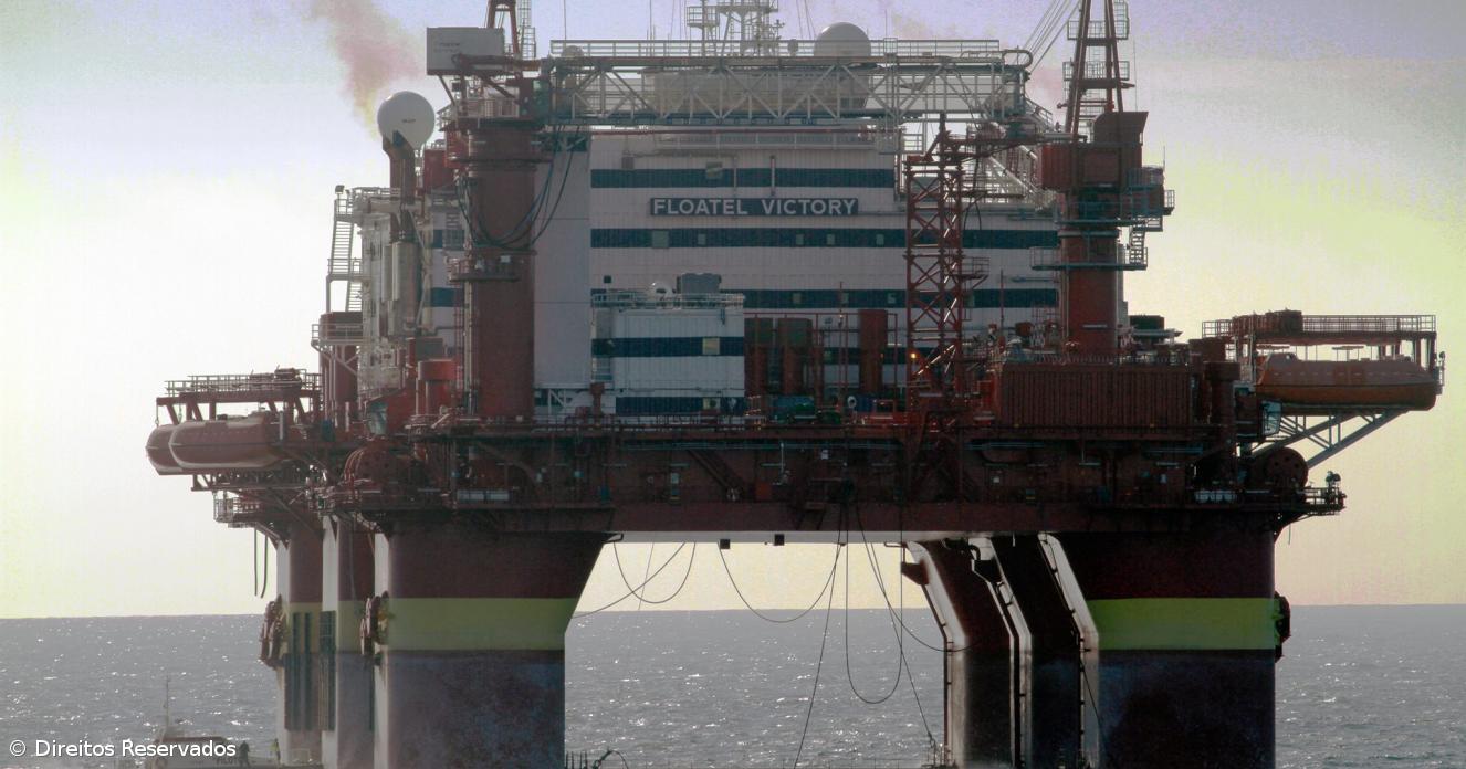 Plataforma "Floatel Victory" no Porto de Ponta Delgada em escala ...