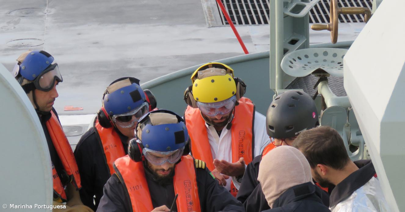 Navio da Marinha realiza treino de resgate no mar dos Açores - Açoriano ...