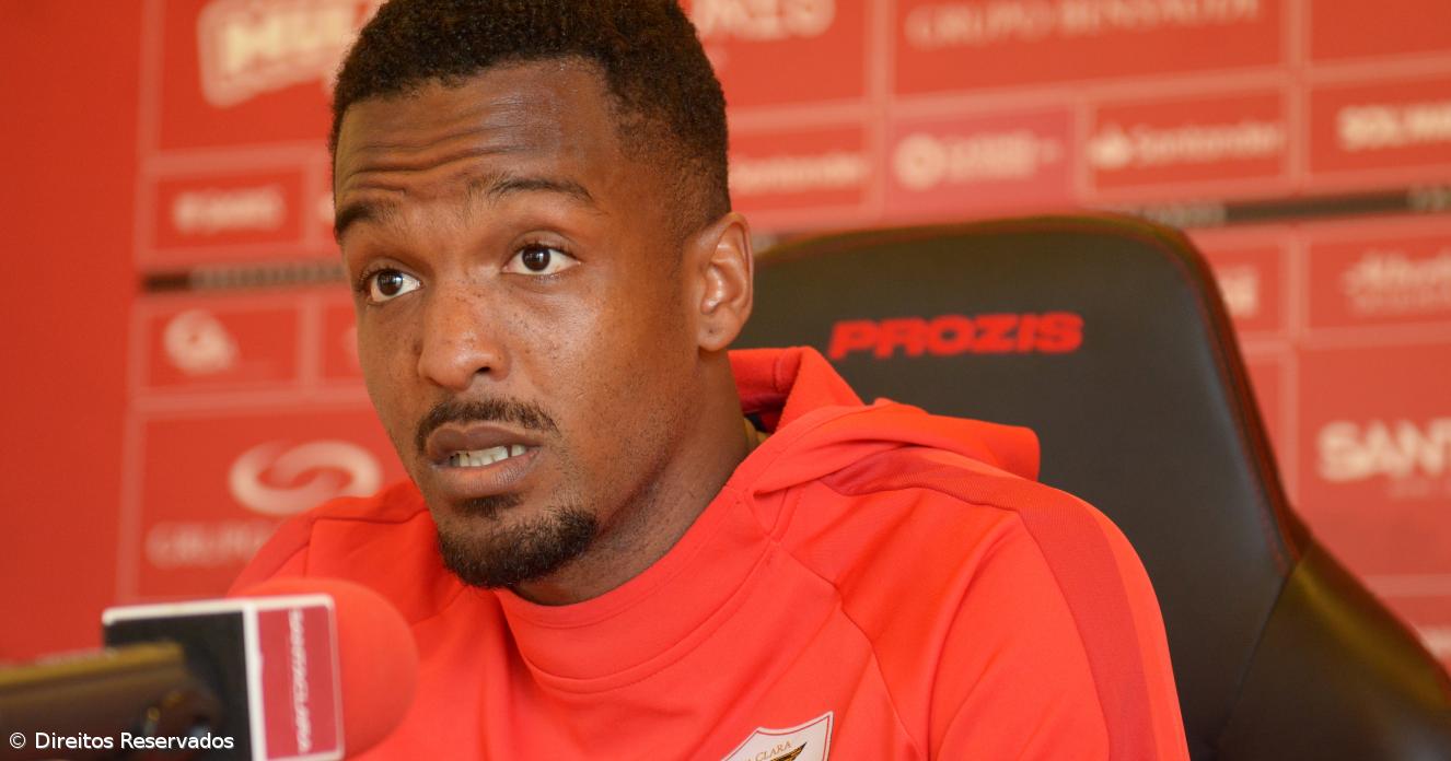 Lateral Pierre Sagna rescinde com o Santa Clara - Açoriano Oriental