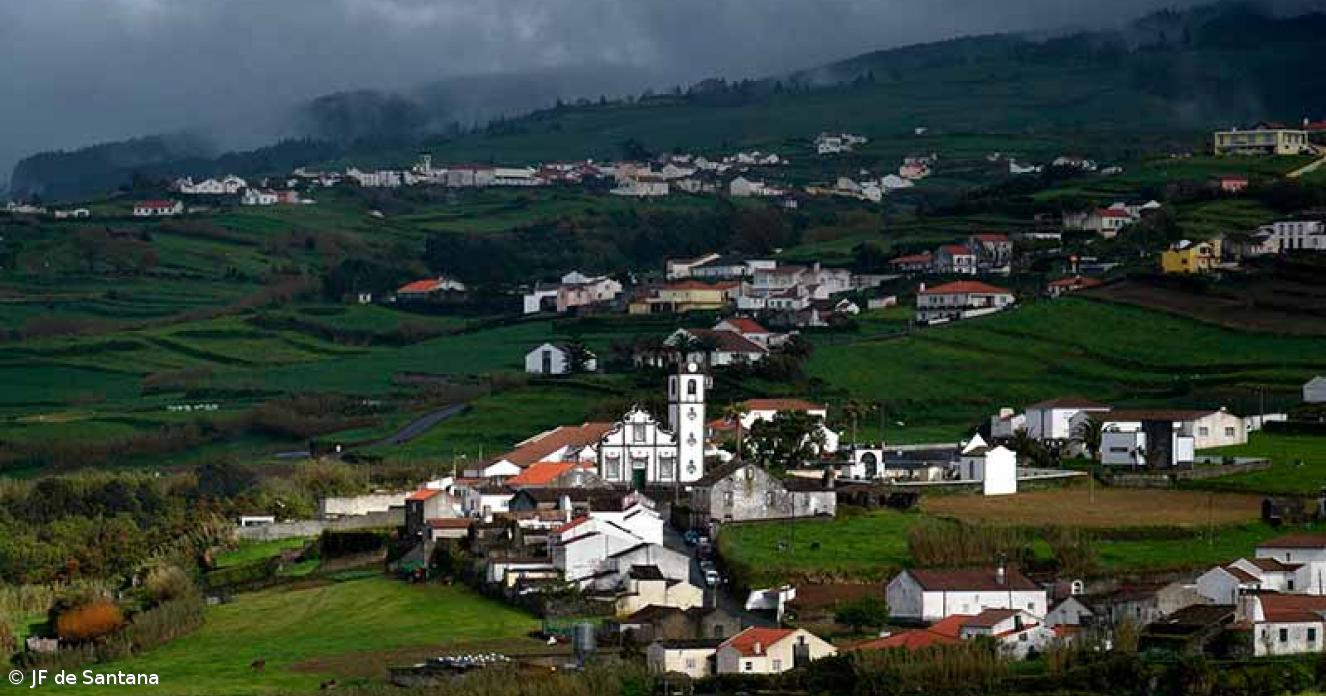 Perigo iminente de queda de pedra corta estrada de acesso à Feteira ...